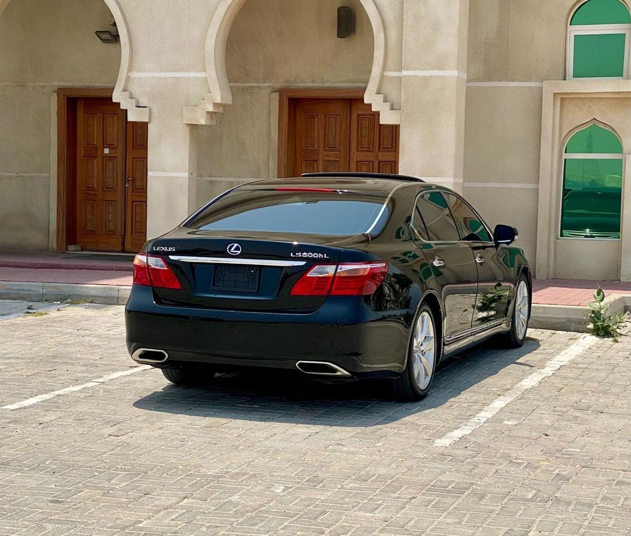 Used Lexus LS 600 Good condition car 2011 for sale in Dubai - 749274