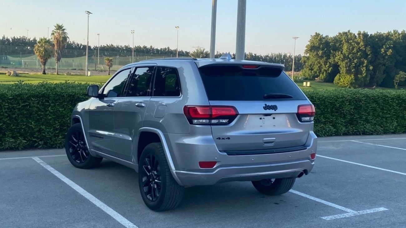 Used Jeep Grand Cherokee Laredo 4X4 2017 for sale in Sharjah - 701018