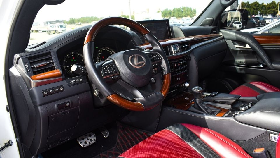 مستعملة لكزس LX 570 S 2019 للبيع في الشارقة - 711653