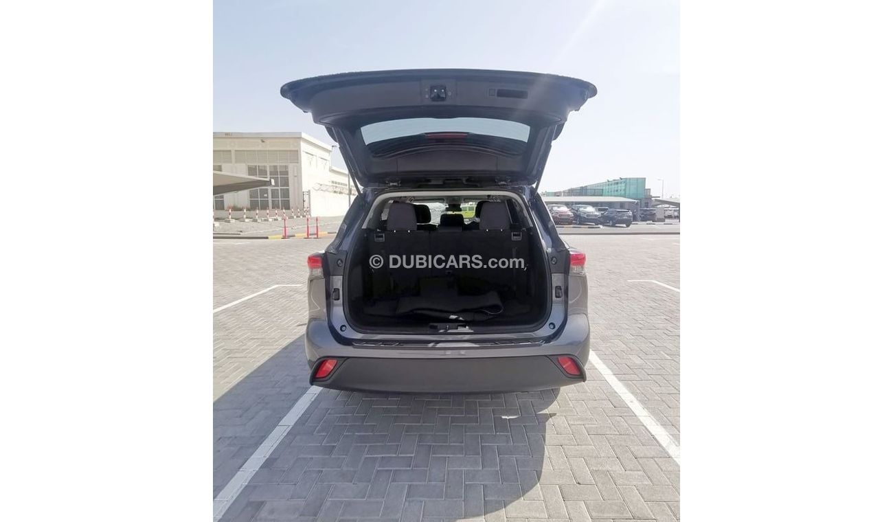 Used Toyota Highlander LE - 2022- Grey 2022 for sale in Sharjah - 619519