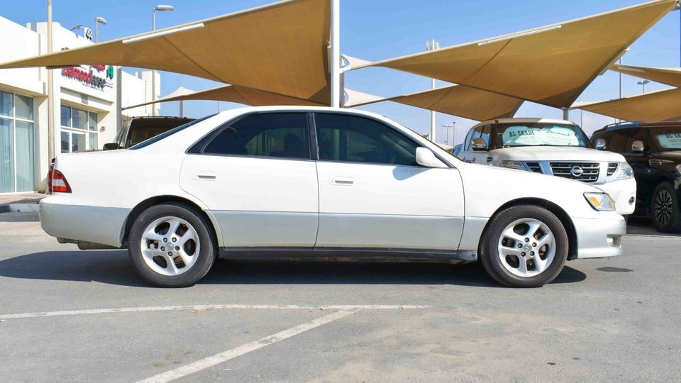 Used Lexus ES 300 2000 for sale in Dubai - 570639