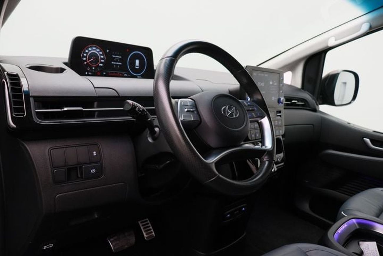 Used Hyundai Staria LUXURY 3.5 2022 for sale in Dubai - 832778