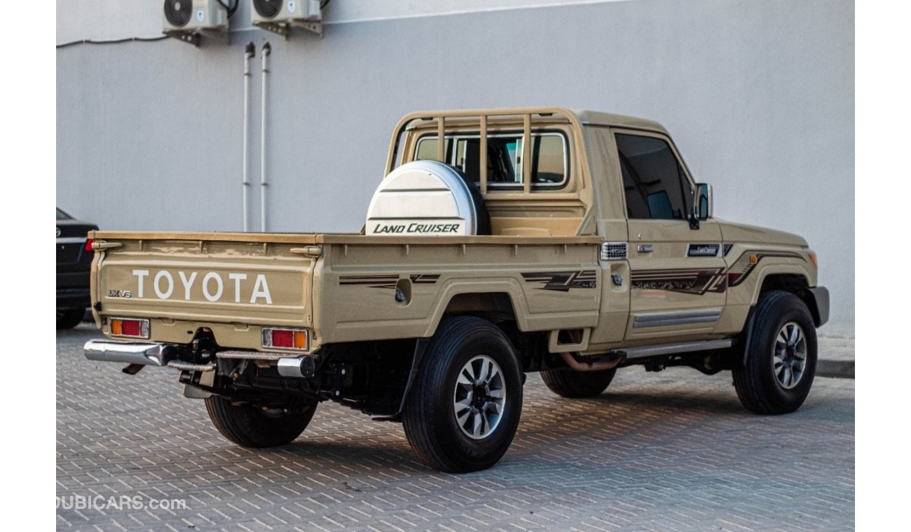 Used Toyota Land Cruiser Pick Up 2011 for sale in Dubai - 550134