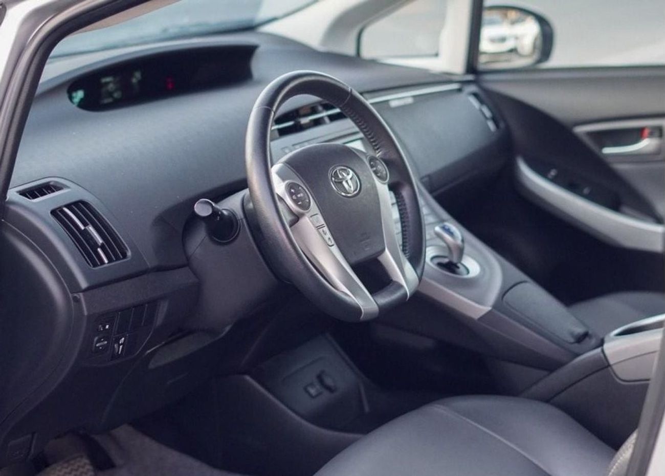 Used Toyota Prius Premium 1.8L 2015 for sale in Dubai - 672734