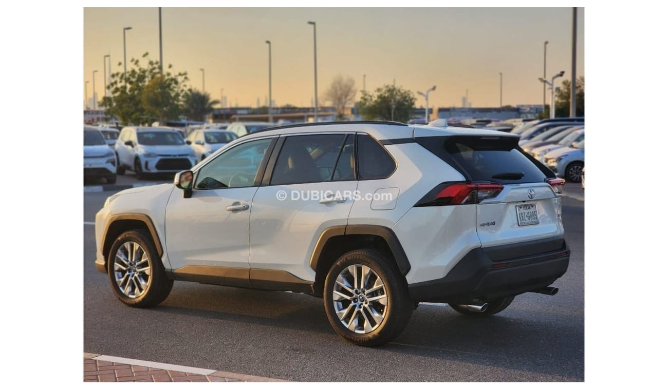 Used Toyota RAV4 XLE 2021 for sale in Dubai - 578516