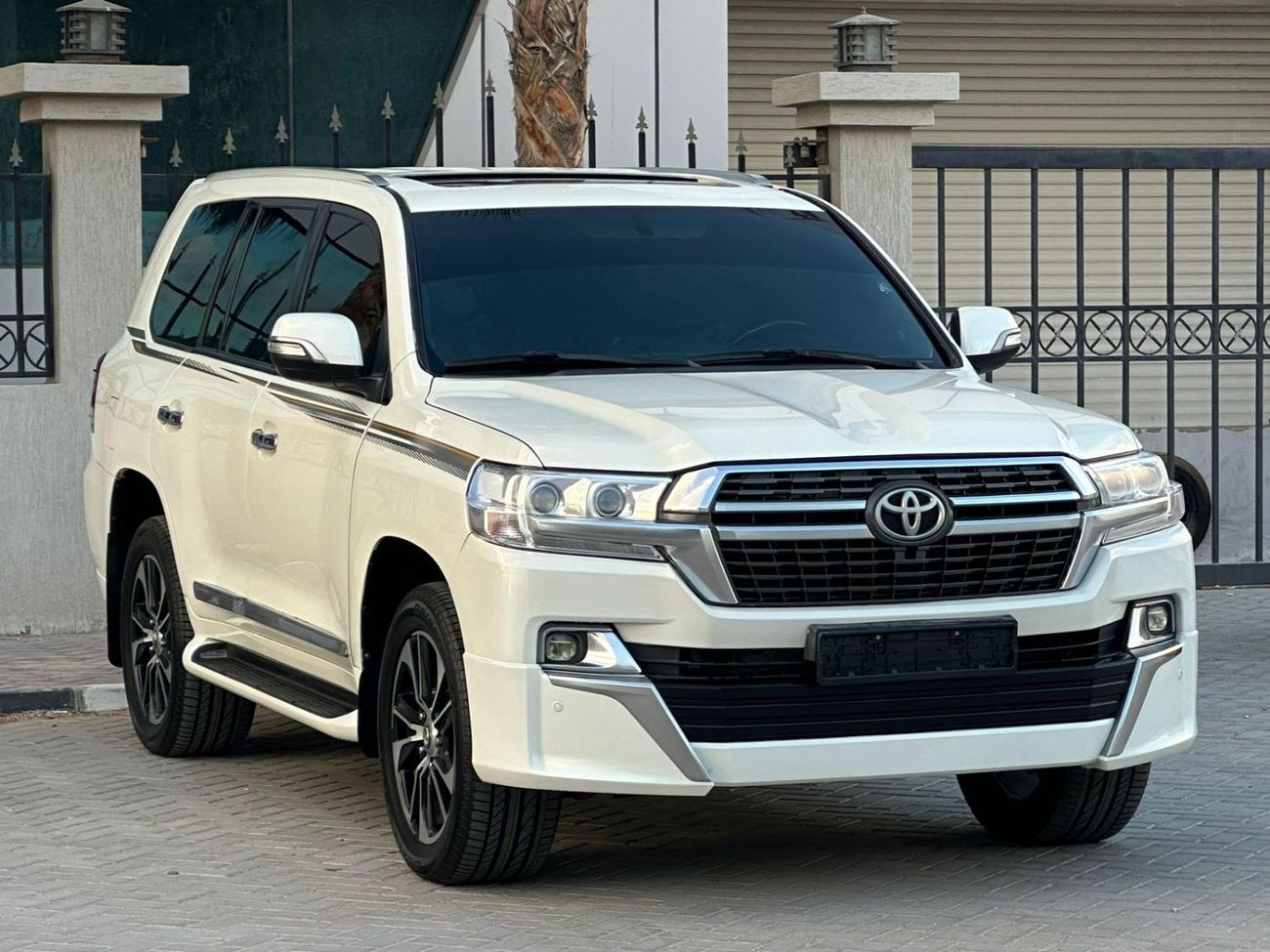 Used Toyota Land Cruiser 2010 for sale in Dubai - 700966