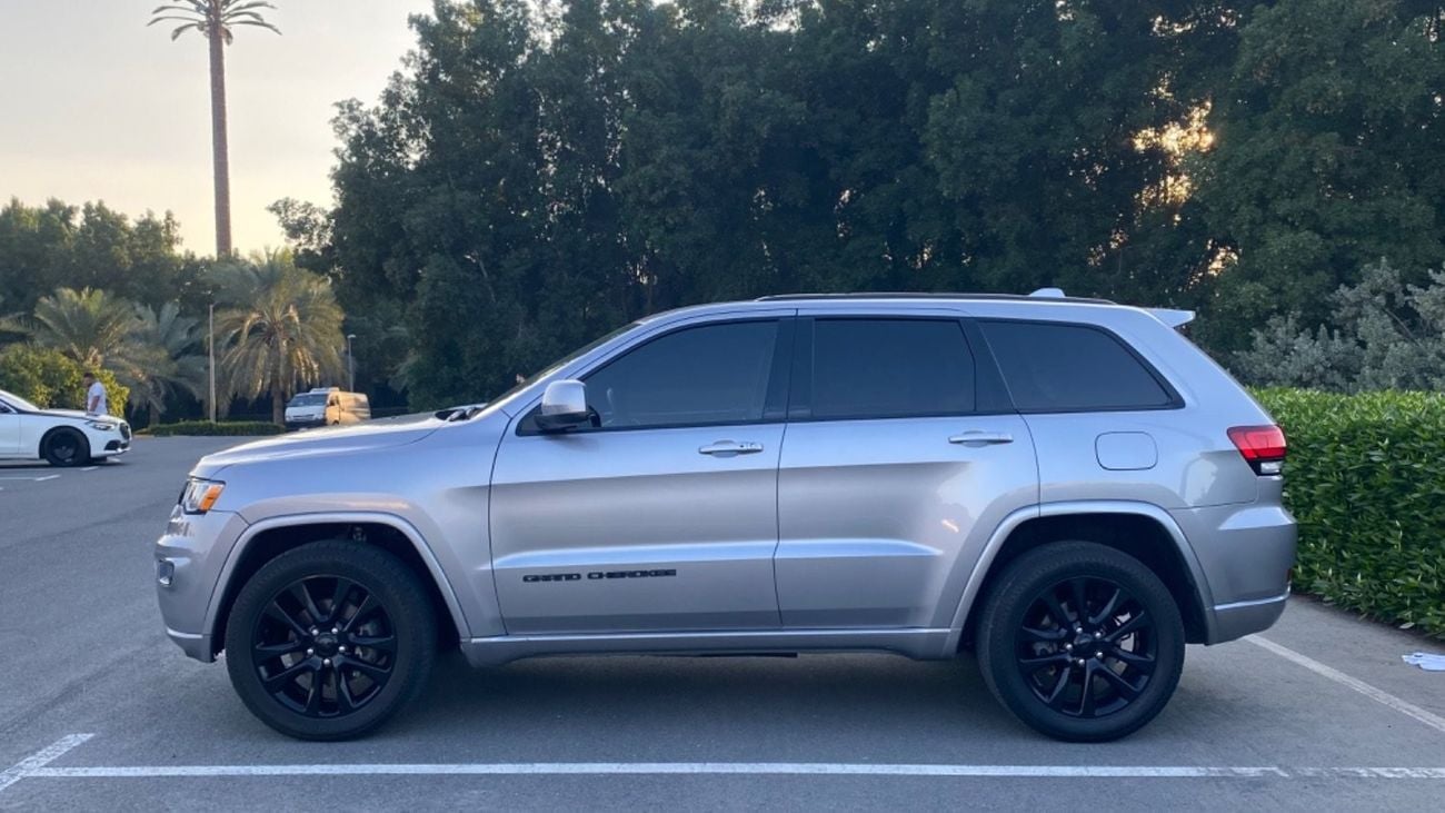 Used Jeep Grand Cherokee Laredo 4X4 2017 for sale in Sharjah - 701018