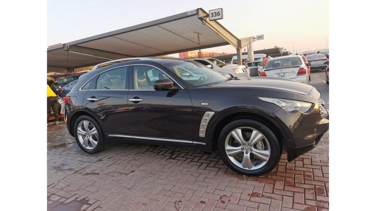 Used Infiniti FX35 2009 for sale in Sharjah - 732521