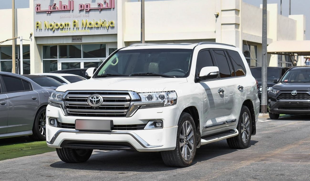 Used Toyota Land Cruiser VXR V8 2017 for sale in Sharjah - 665221
