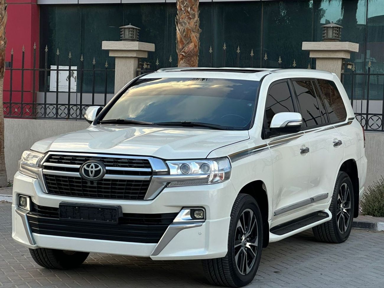 Used Toyota Land Cruiser 2010 for sale in Dubai - 700966