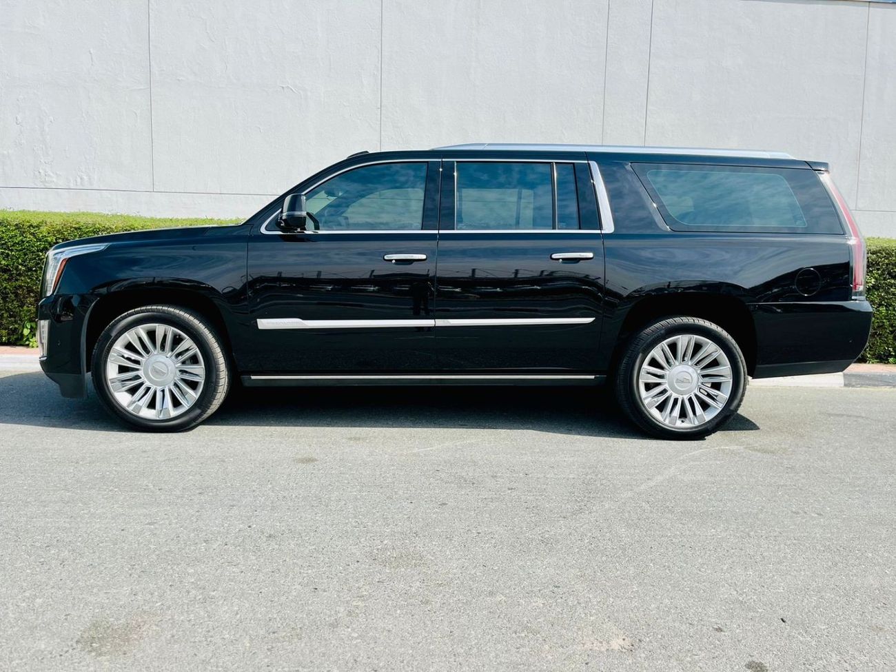Used Platinum Cadillac Escalade ESV 6.2 L PLATNIUM | TOP OPTION | GCC ...