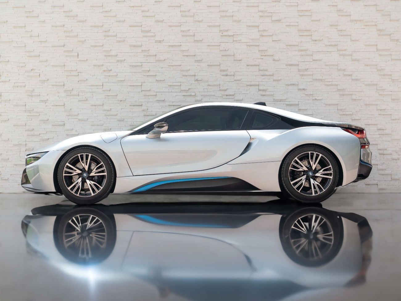 Used BMW i8 COUPE 2018 for sale in Dubai - 877478