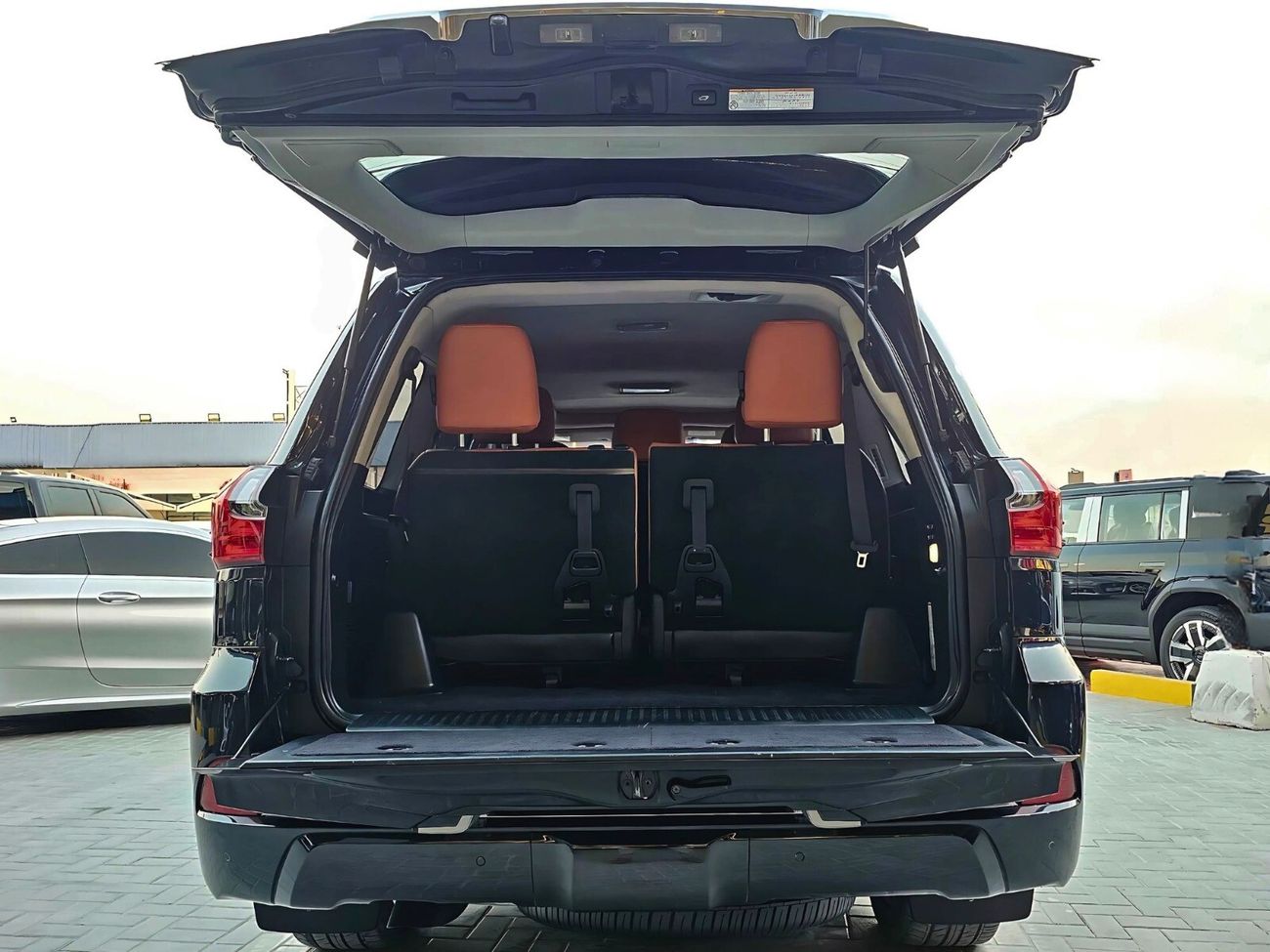 مستعملة لكزس LX 570 GCC/ FULL OPTION / RADAR / ZAFRAN INTERIOR/LOW ...