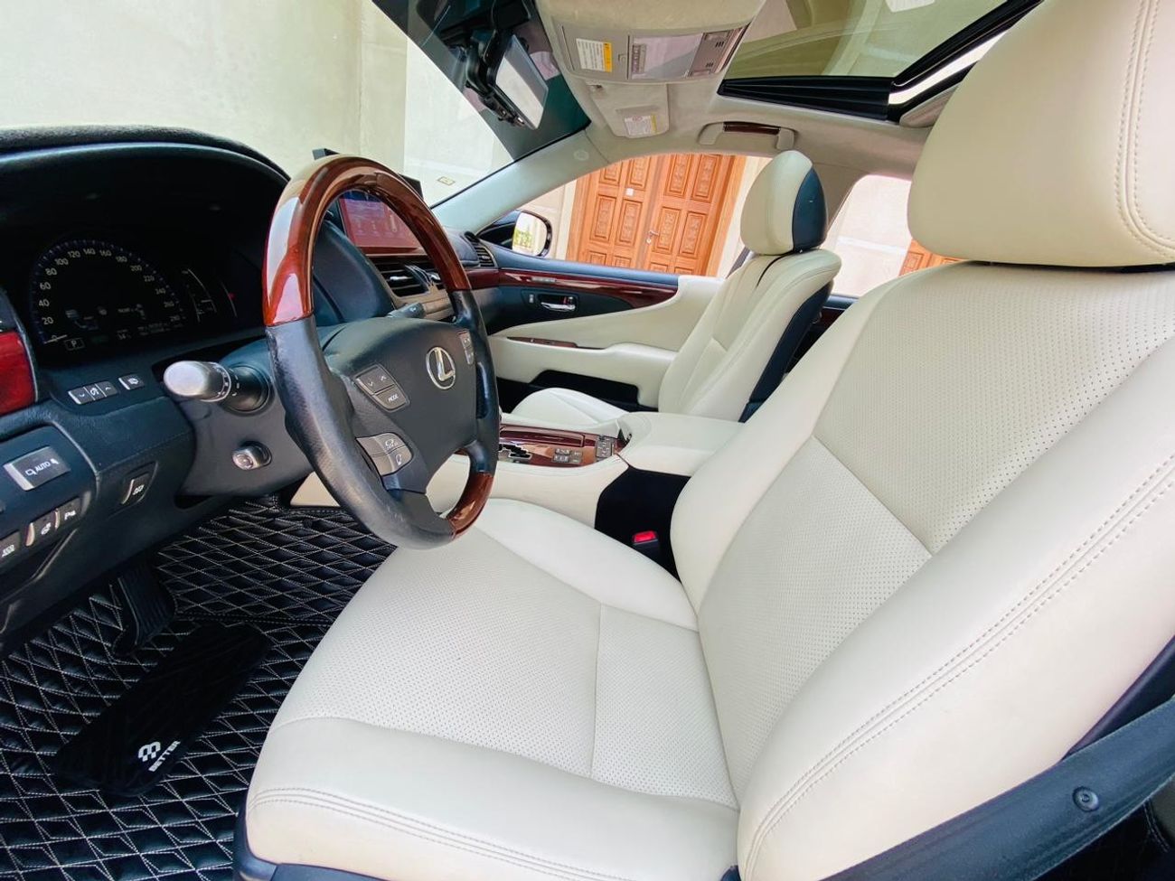 Used Lexus LS 600 Good condition car 2011 for sale in Dubai - 749274