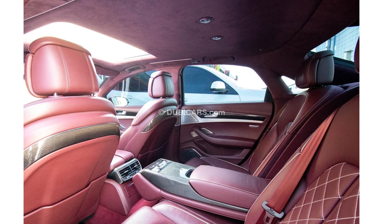 Used Audi S8 D4 2015 for sale in Dubai - 597543