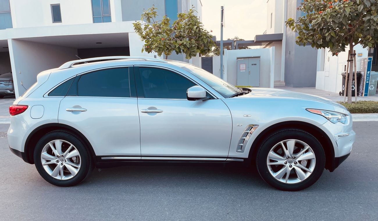 Used Infiniti QX70 Luxury 2017 for sale in Dubai - 731227