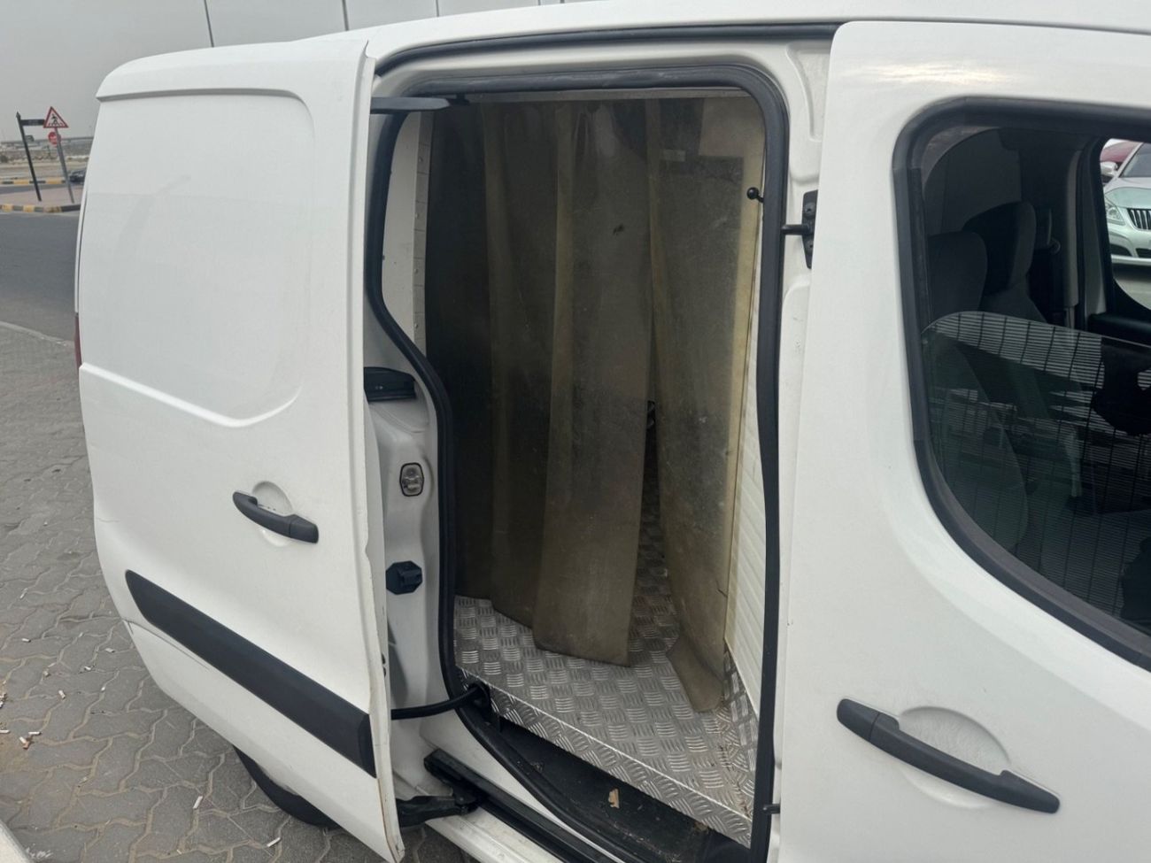 Used Peugeot Partner Chiller 2015 for sale in Dubai - 829266