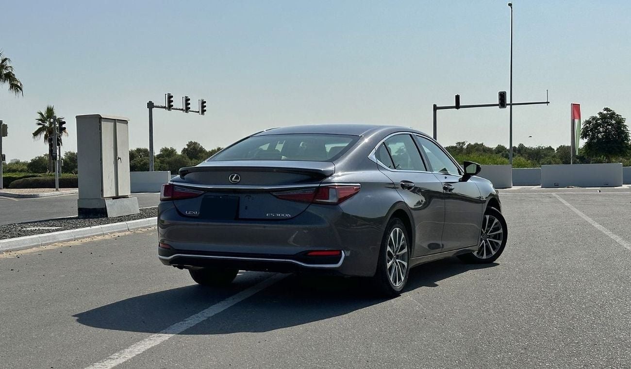 Used Lexus ES300h Hybrid 2.5L 4 Cylinders 2023 GCC Low Mileage 2023 for sale in Dubai - 820972