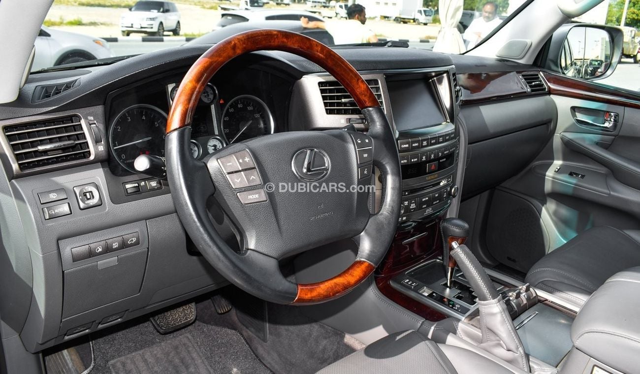 مستعملة لكزس LX 570 2010 للبيع في الشارقة - 720020