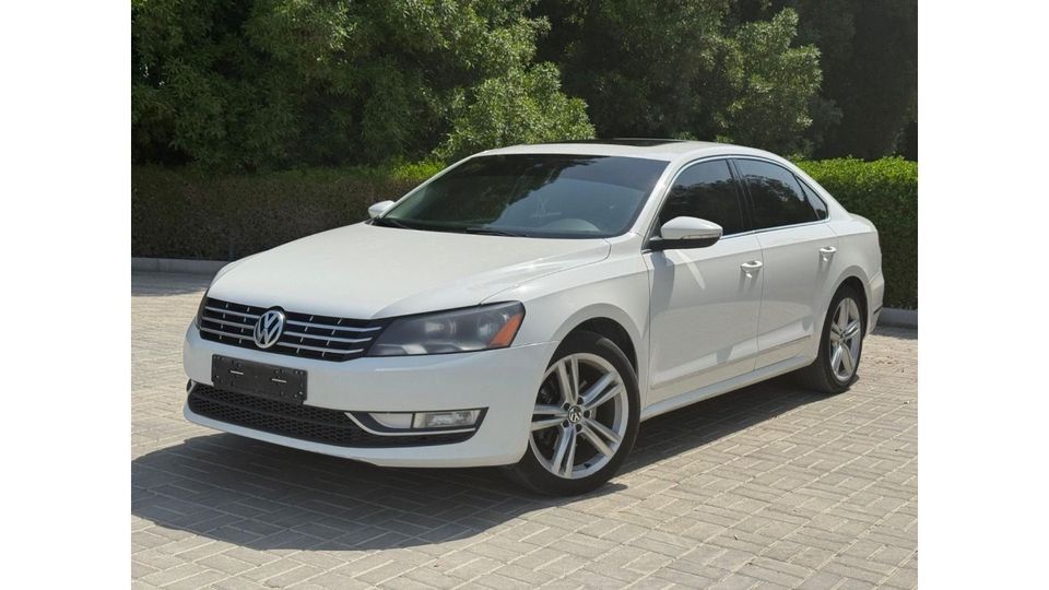 Used Volkswagen Passat R-Line 2015 for sale in Sharjah - 779709