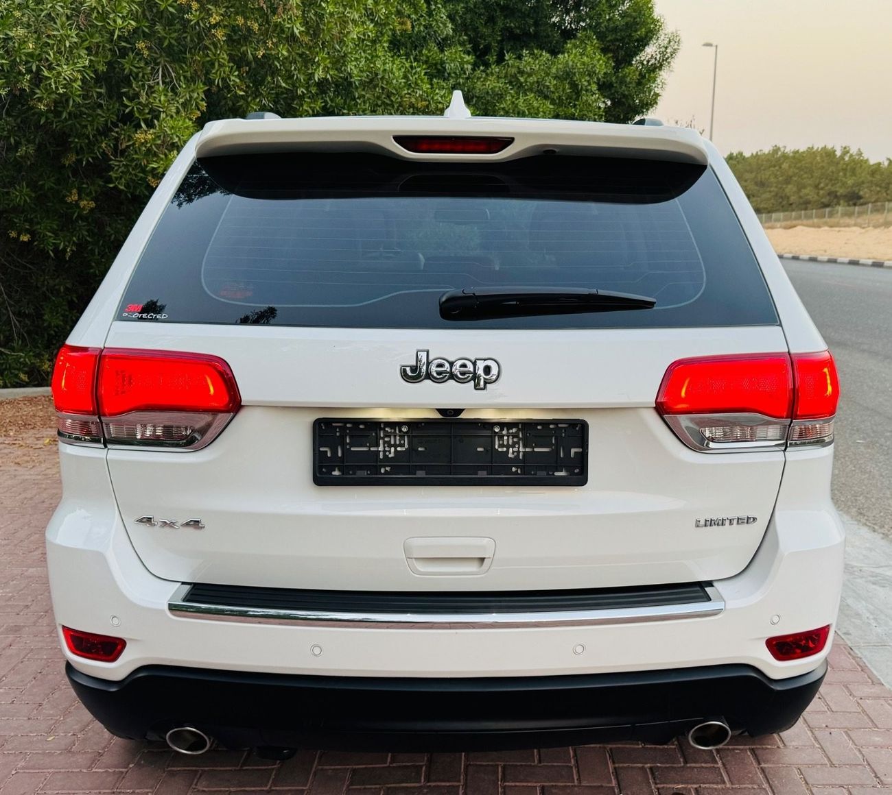 Used Jeep Grand Cherokee Limited Plus 5.7L 2015 for sale in Dubai - 800296