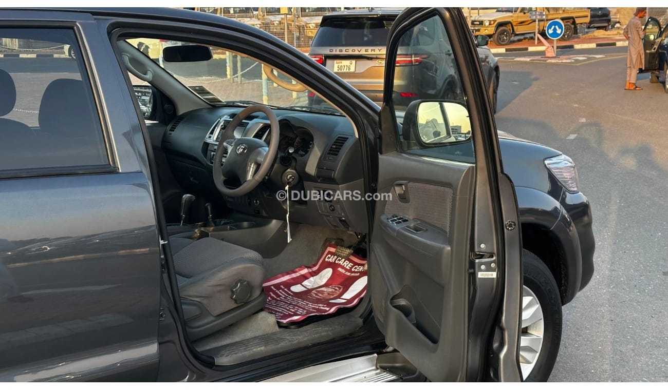 Used Toyota Hilux SR 2015 for sale in Dubai - 695737