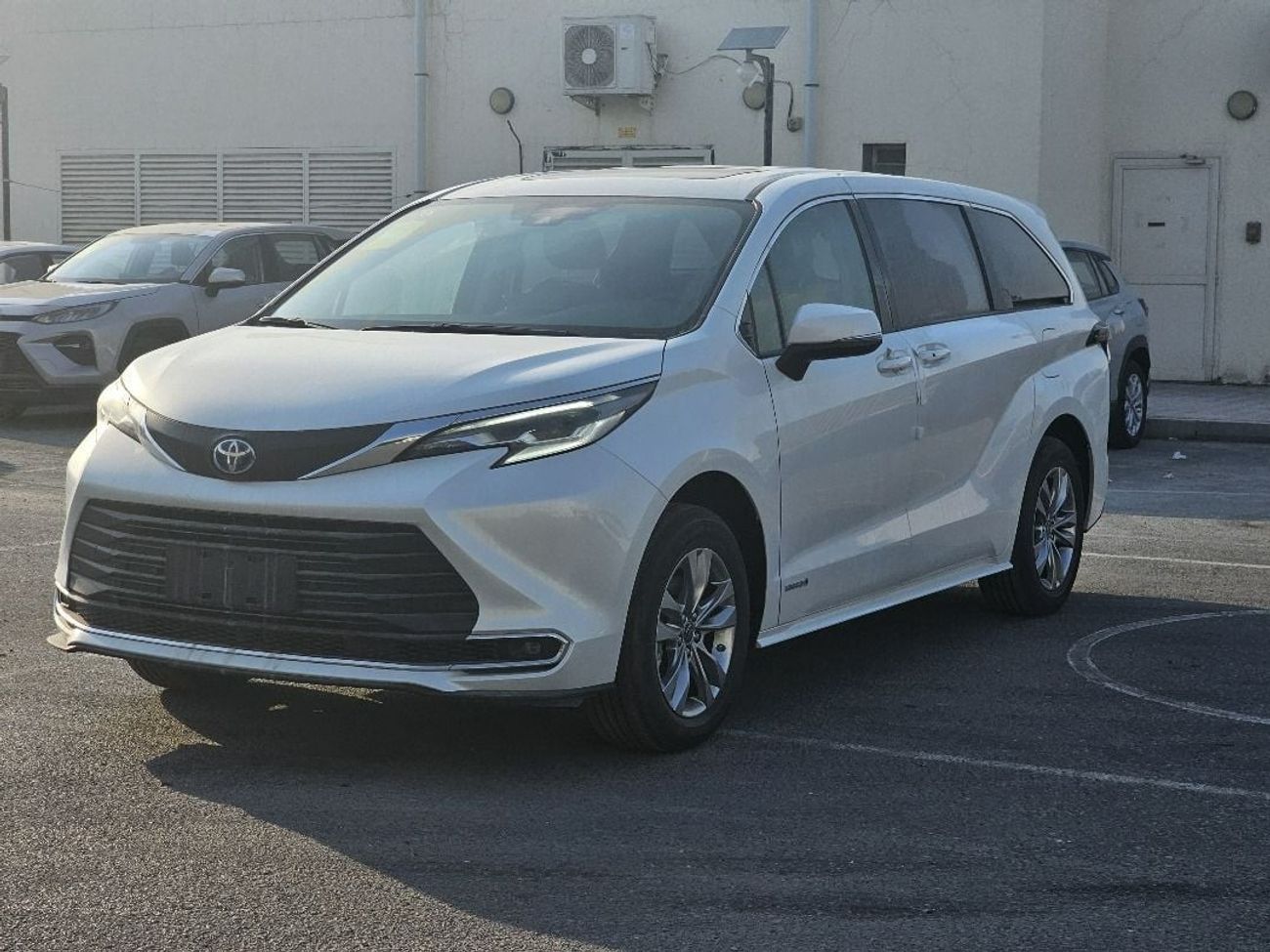 New 2023 Toyota Sienna 2.5L Comfort Hybrid 2023 for sale in Dubai - 755946