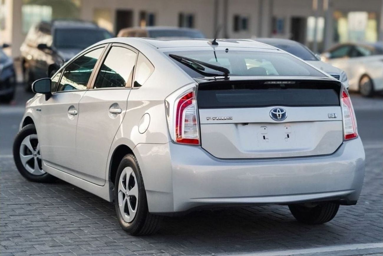 Used Toyota Prius Premium 1.8L 2015 for sale in Dubai - 672734