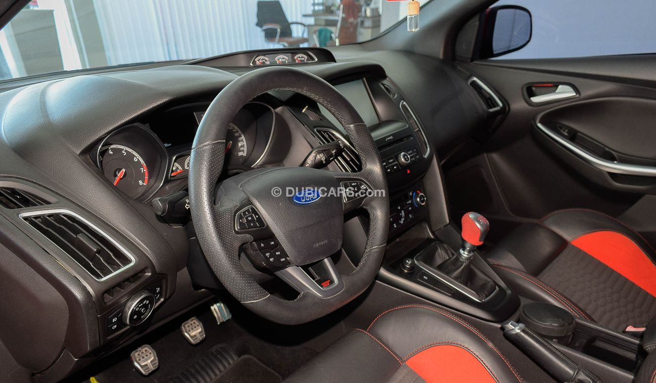 Used Ford Focus ST 2016 for sale in Dubai - 294946
