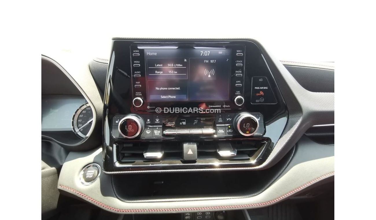 Used Toyota Highlander XSE - 2022- Silver 2022 for sale in Sharjah - 636075