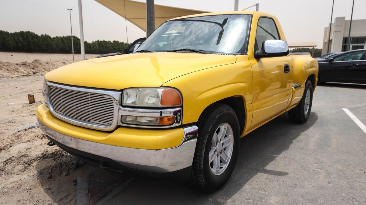 GMC Sierra for sale: AED 32,000. Yellow, 2001