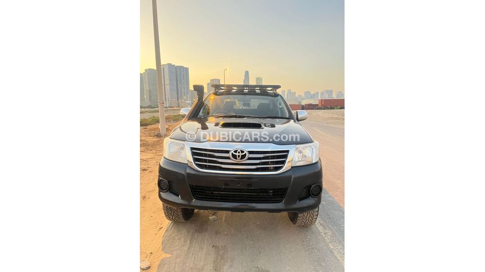 Used Toyota Hilux SR 2014 for sale in Dubai - 695709
