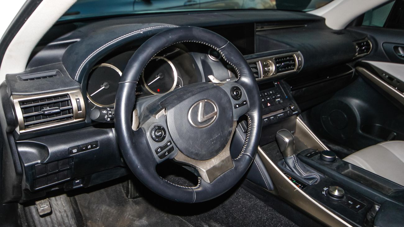 Used Lexus IS250 2015 for sale in Sharjah - 86393