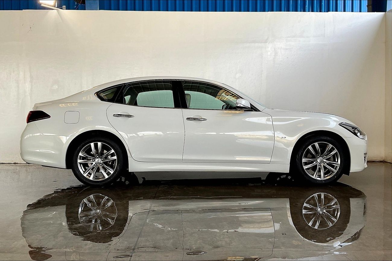 Used Infiniti Q70 Luxury 2016 for sale in Dubai - 544175