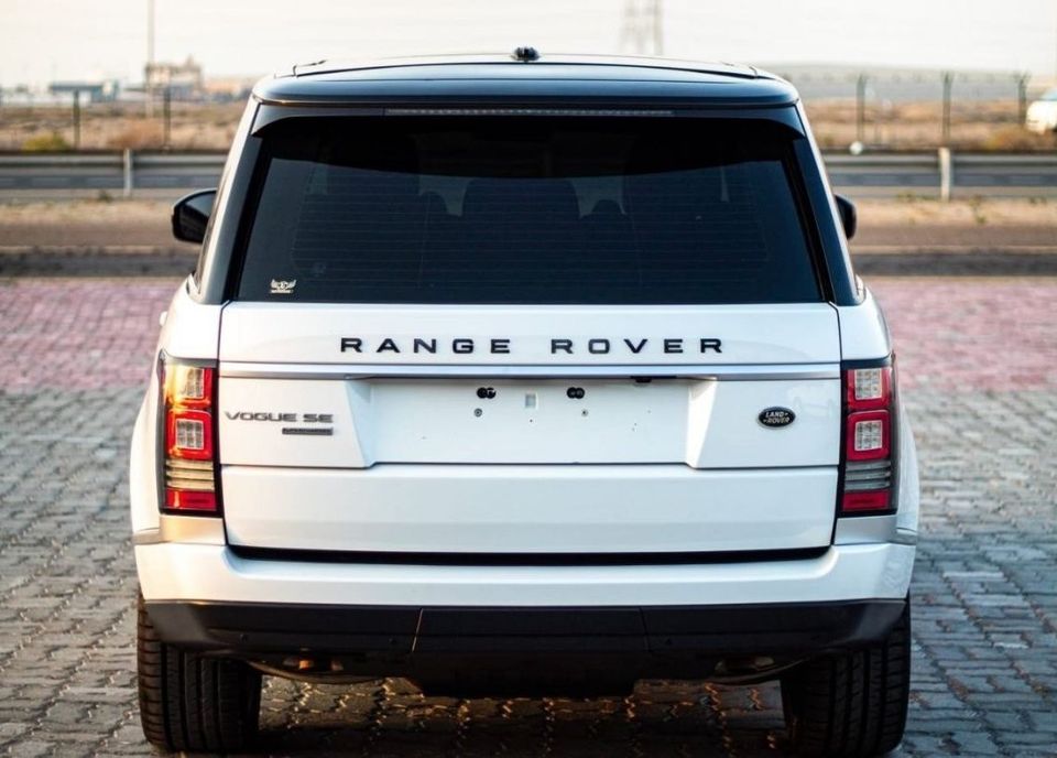 Land Rover Range Rover Vogue for sale: AED 130,000. White, 2015
