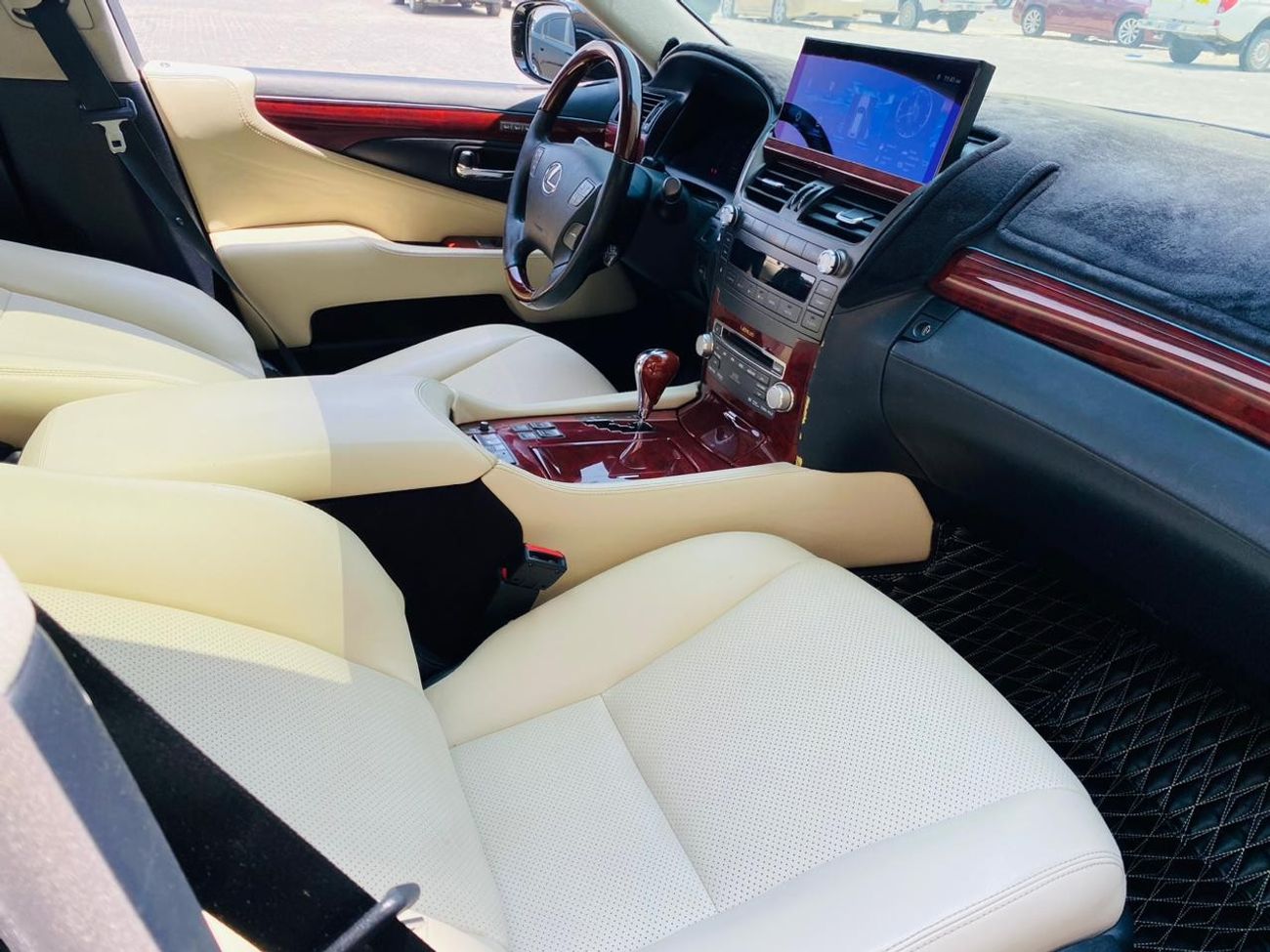 Used Lexus LS 600 Good condition car 2011 for sale in Dubai - 749274