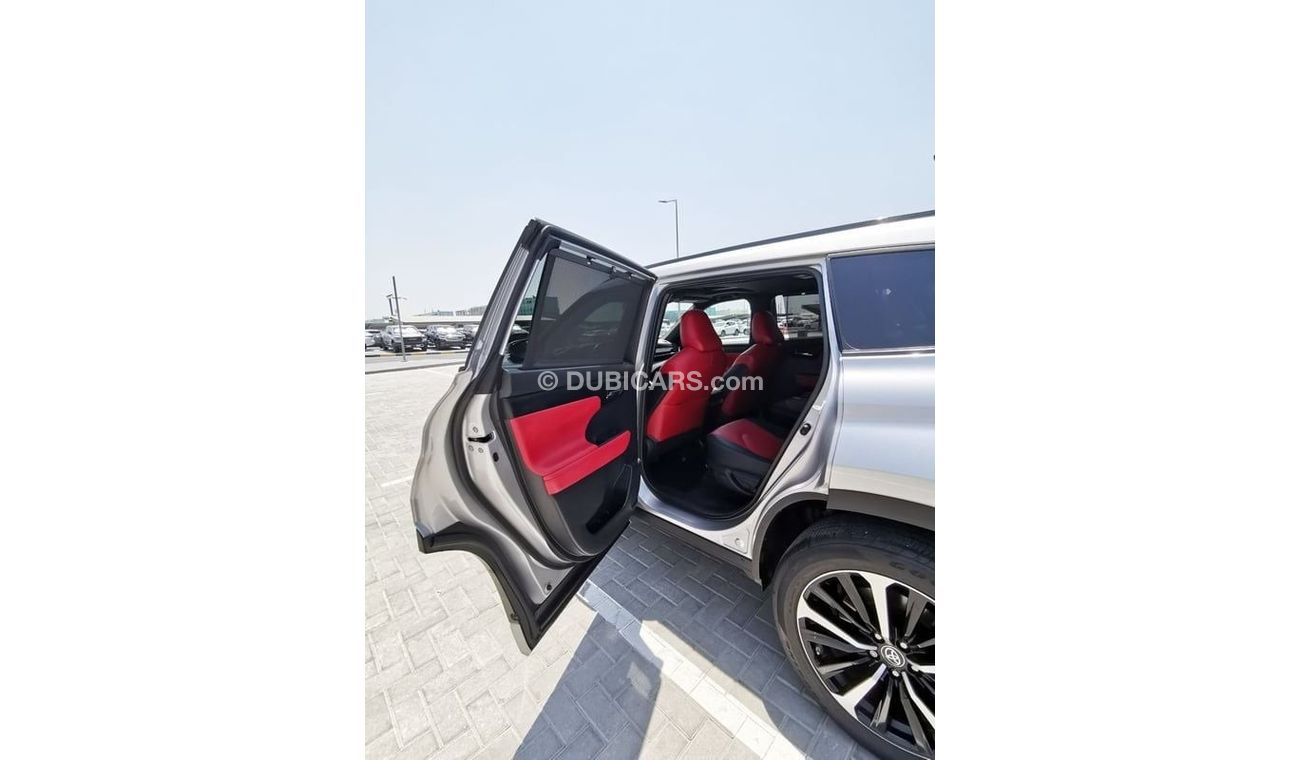Used Toyota Highlander XSE - 2022- Silver 2022 for sale in Sharjah - 636075
