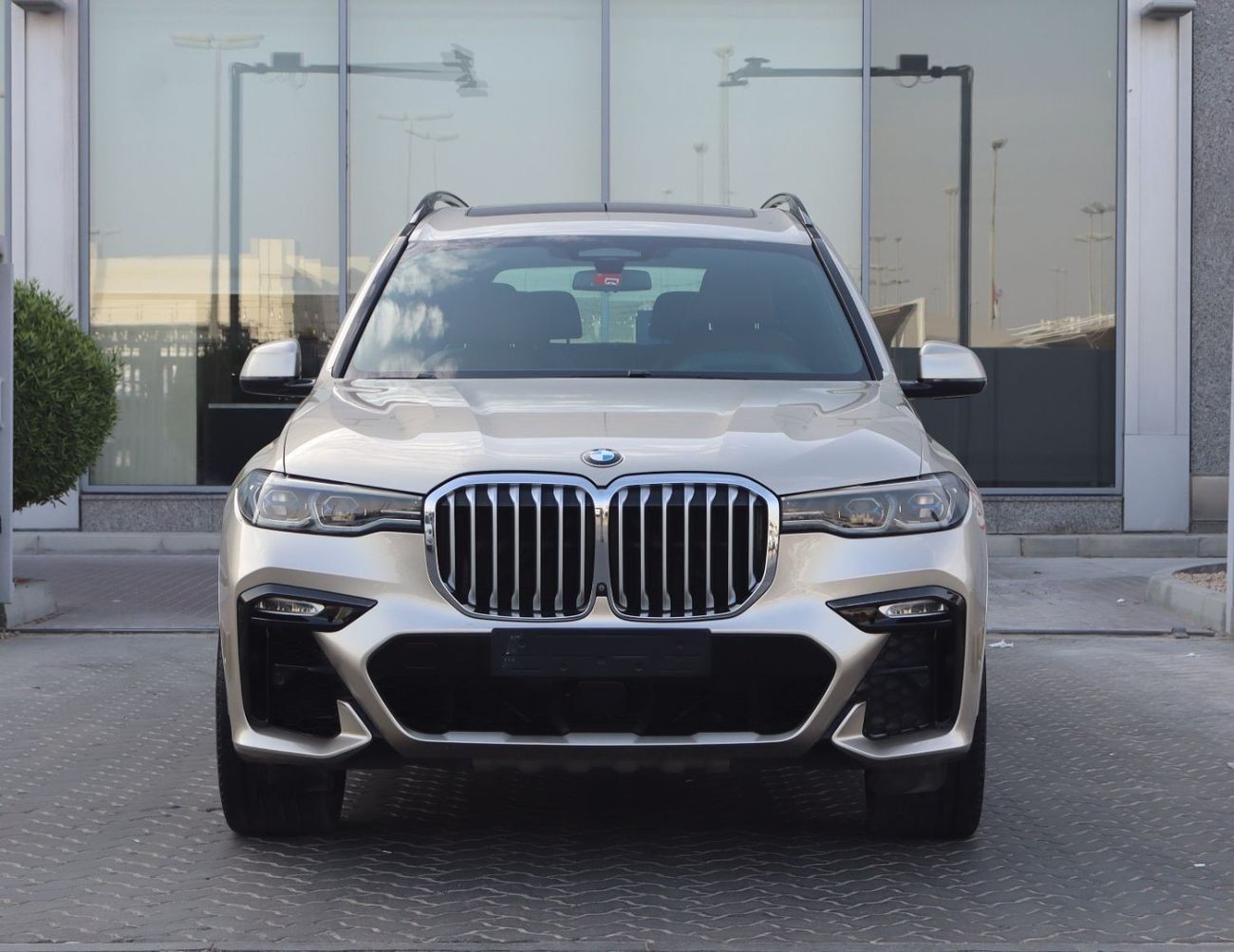 Used BMW X7 M50i 4.4L (530 HP) 2019 for sale in Sharjah - 846728