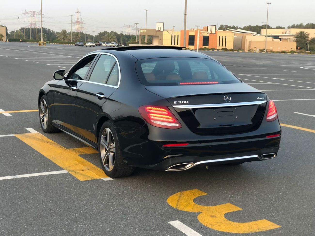 Used Mercedes-Benz E300 Std 2018 for sale in Dubai - 562617