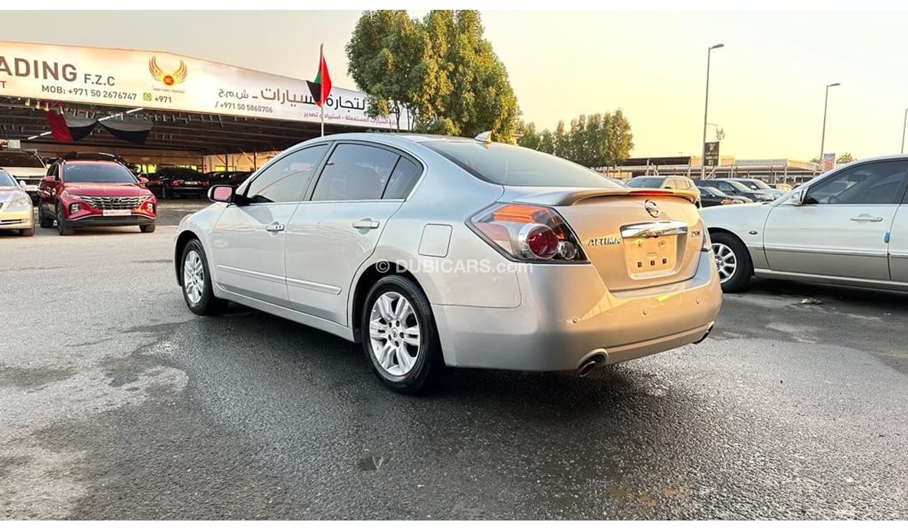 Used Nissan Altima 2010 for sale in Dubai - 698409