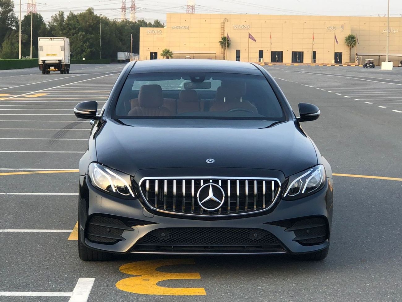 Used Mercedes-Benz E300 Std 2018 for sale in Dubai - 562617