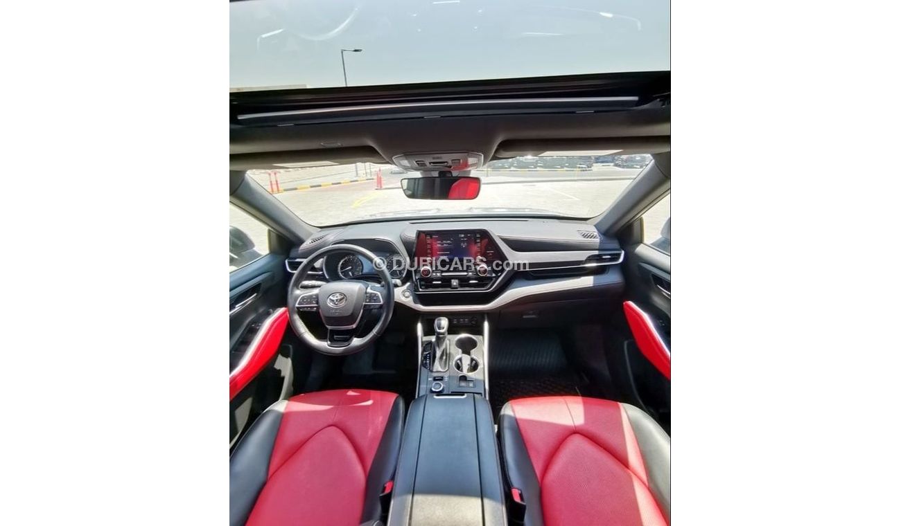 Used Toyota Highlander XSE - 2022- Silver 2022 for sale in Sharjah - 636075