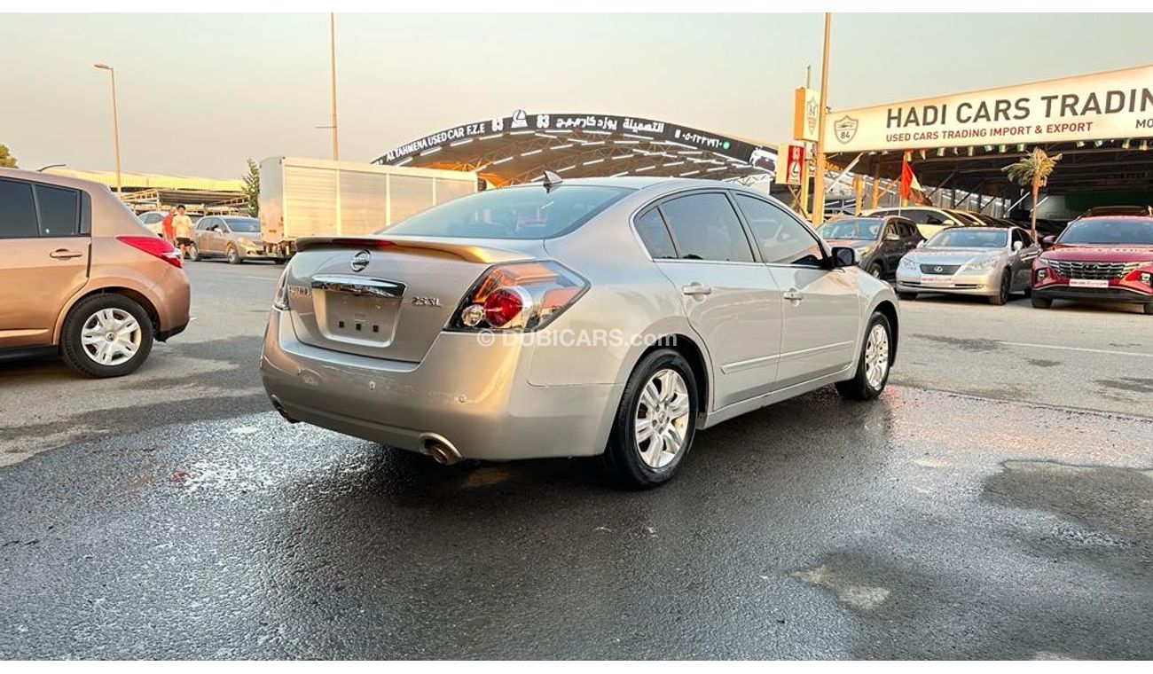 Used Nissan Altima 2010 for sale in Dubai - 698409