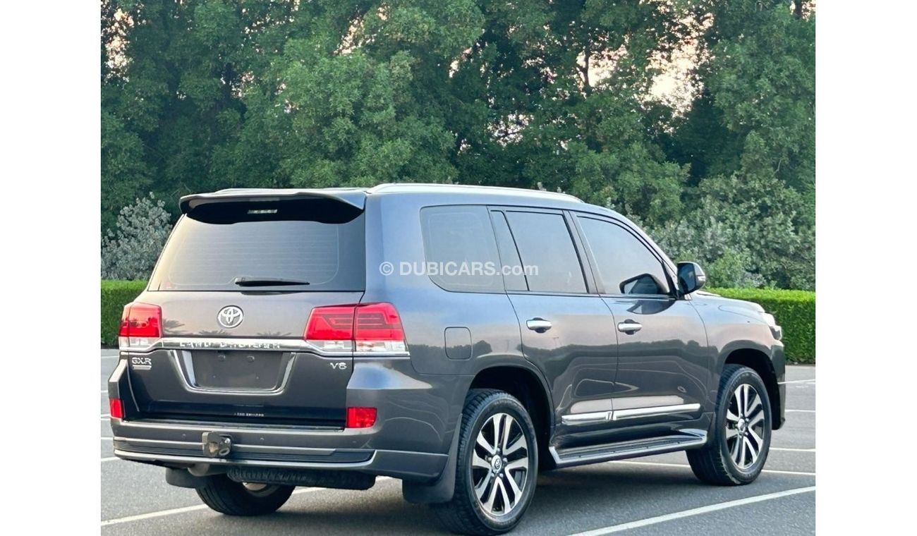 مستعملة تويوتا لاند كروزر GXR 2019 للبيع في الشارقة - 684282