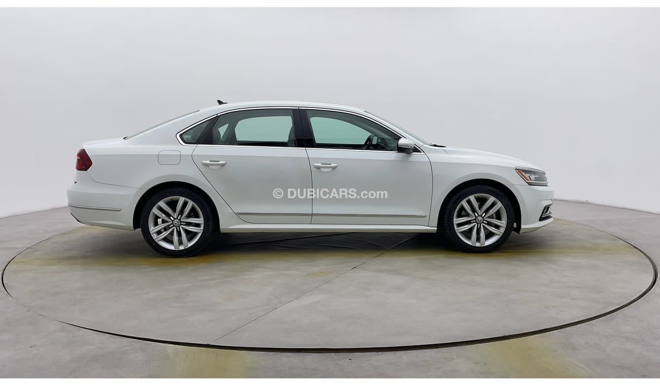 Used Volkswagen Passat SEL 2500 2017 for sale in Dubai - 484349