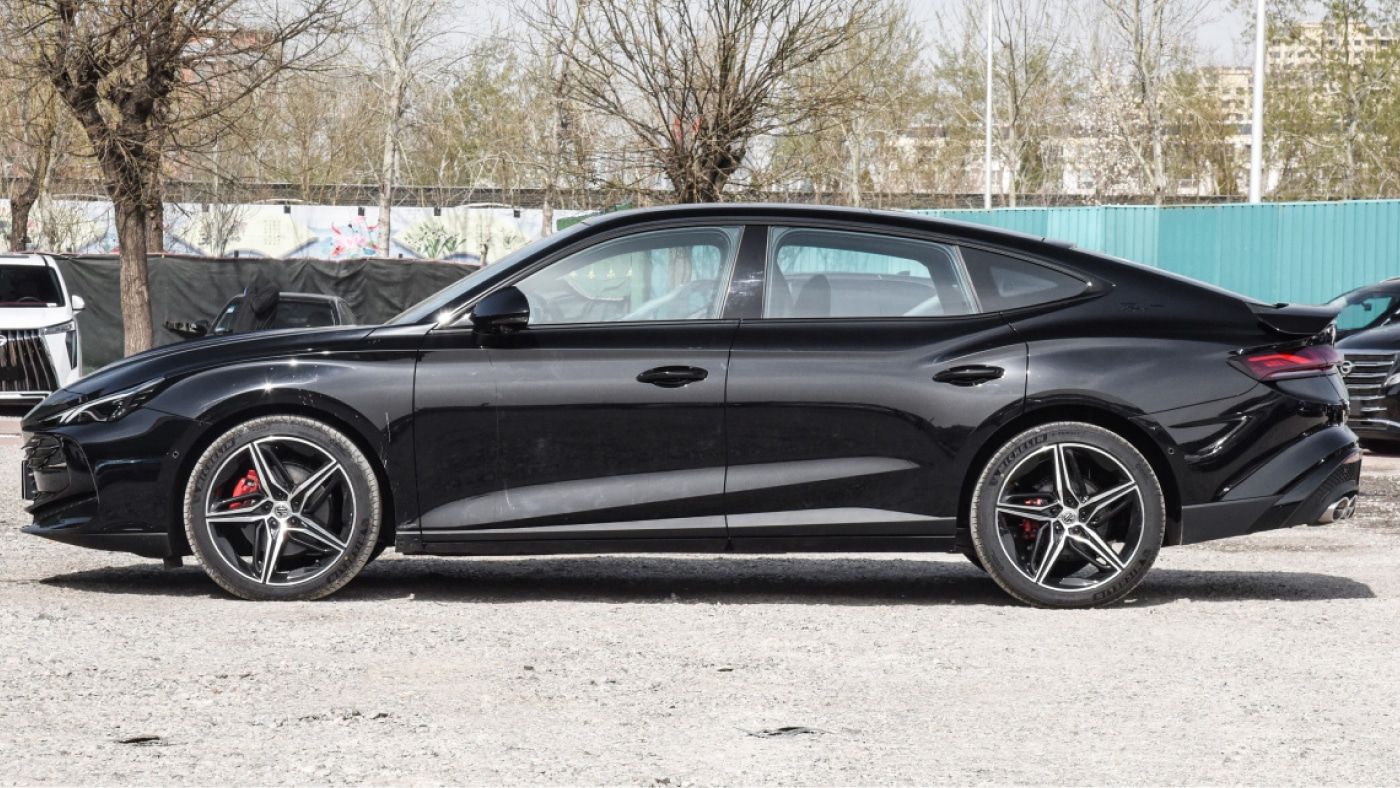 MG 7 2.0L Turbo Price in UAE, Images, Specs & Features