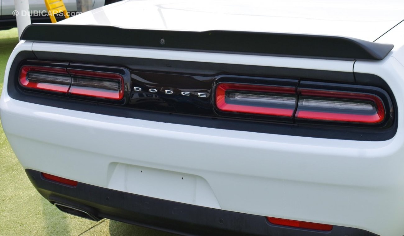 Used Dodge Challenger SRT 6.4L V8 2016 for sale in Sharjah - 565733