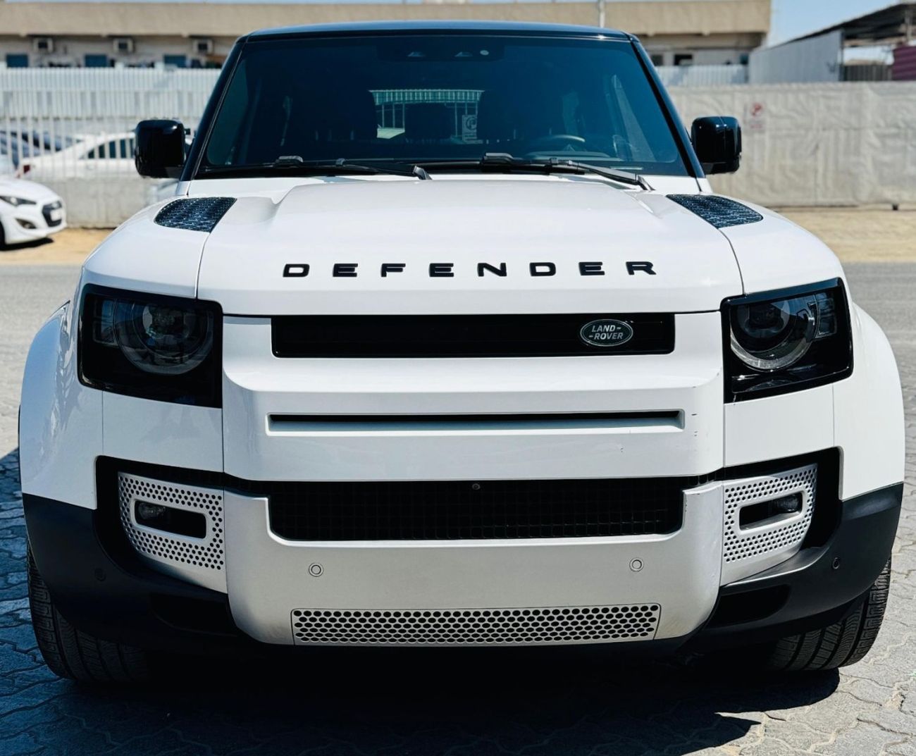 مستعملة لاند روفر ديفندر 90 SE P400 3.0L 2023 للبيع في الشارقة - 838781