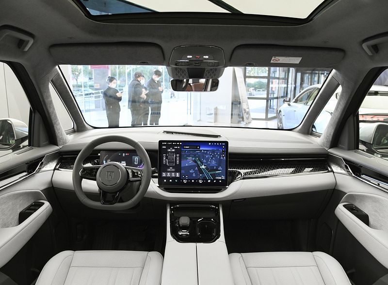 Zeekr 009 Price in UAE, Images, Specs & Features