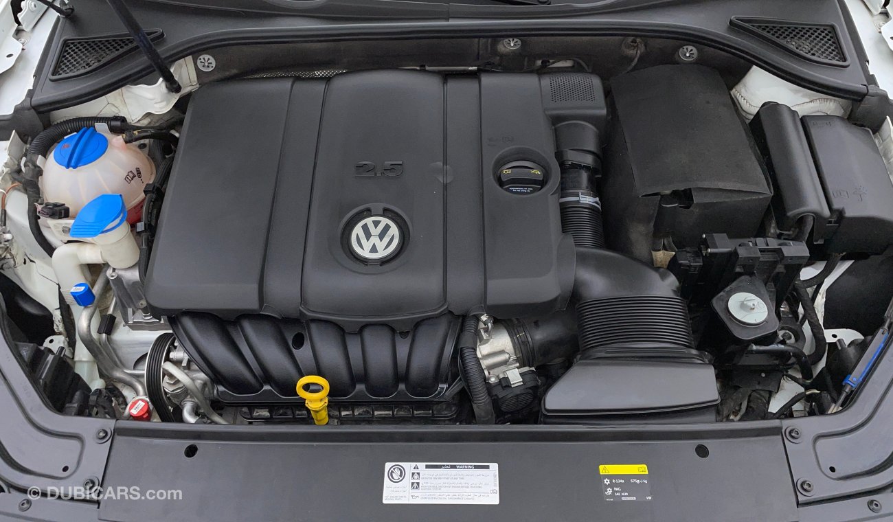 Used Volkswagen Passat SEL 2500 2017 for sale in Dubai - 484349